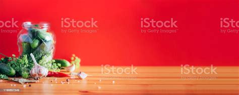 붉은 배경에 통조림 오이를위한 재료 향신료 와 허브 공간을 복사합니다 딜 꽃 베이 리프 고추 냉이 잎 마늘 거킨 건강한 생활방식에 대한 스톡 사진 및 기타 이미지 Istock