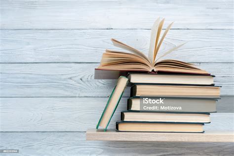 오픈도 서 나무 테이블에 대 한 Hardback 책입니다 교육 배경입니다 학교 돌아가기 텍스트에 대 한 공간을 복사 합니다