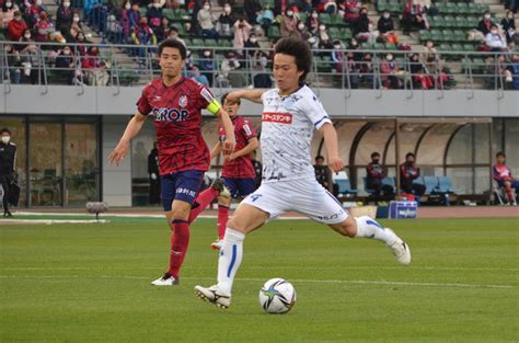 1番目の画像 【写真】gkとの1対1を決めた松崎はベンチへ。劇的な逆転ゴールの喜びをチームメイトと分かち合った（写真 石倉利英