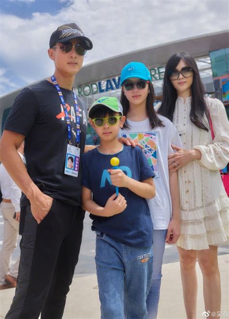 吳尊慶結婚27周年！曬初戀青澀合照「愛妻顏值不輸女星」