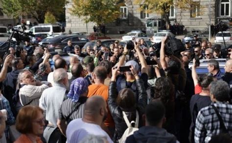 Протест пред ЦИК след решението на изборите да се гласува само с хартиени бюлетини