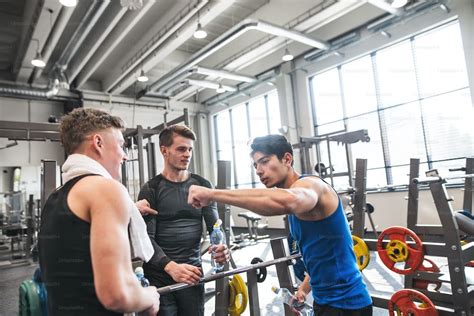 젊은 친구들은 현대적인 체육관 체육관에 서서 이야기하고 플라스틱 병을 들고 주먹을 부딪칩니다 사진 Unsplash의 슬로바키아 이미지