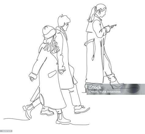 아름다운 여성을 왼쪽으로 바라보고 여자 친구의 손을 잡고 있는 남자 하이힐을 신고 이동 중에 전화를 사용하는 여성 코트를 입는다