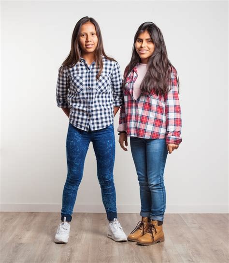 Les Jeunes Filles Debout Sourire Photo Gratuite