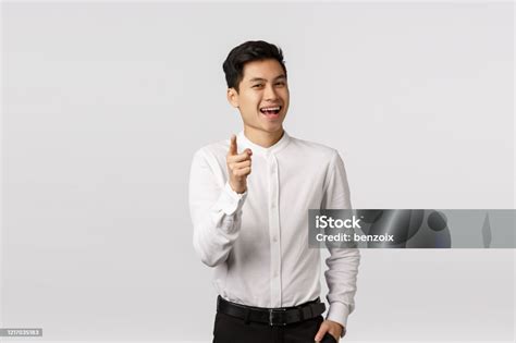 열심히 했어 흰색 셔츠 검은 바지 흔들리는 검지 손가락과 칭찬 누군가가 좋은 일을한 것처럼 카메라에 미소 누군가를 감동 경고를주고 사람을 잡는 거짓말을 하는 것을 기쁘게