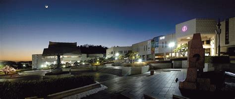 군산예술의전당 증강현실and 레이져and 멀티미디어 융합 기록 증강현실 And 멀티미디어 기술로 무대를 입체적으로 사용 한 작품 서예의 글씨와 무용수들의 움직임에 증강현실ar과