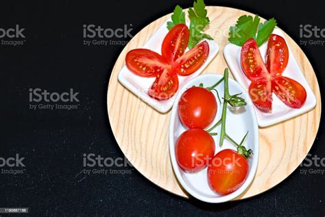 그 위에 로즈마리와 체리 토마토 그들 중 일부는 나무 접시 위에 나뭇 가지에 슬라이스 건강한 식생활에 대한 스톡 사진 및 기타