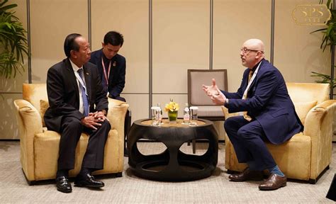 រដ្ឋមន្រ្តីការពារជាតិកម្ពុជា អ៊ុយក្រែន ជួបគ្នានៅសិង្ហបុរី