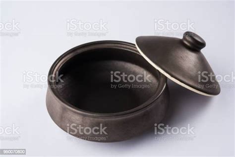 블랙 빈 세라믹 그릇 이나 뚜껑 또는 Barni 일반 배경 위에 고립 된 컨테이너를 0명에 대한 스톡 사진 및 기타 이미지