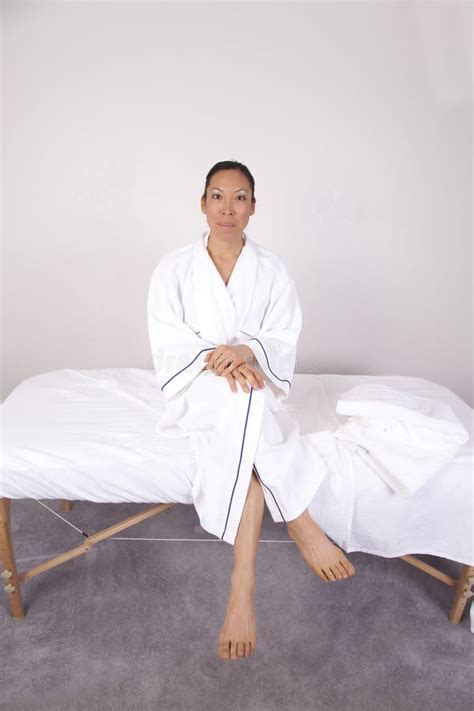 Femme Sasseyant Sur La Table De Massage Photo Stock Image Du