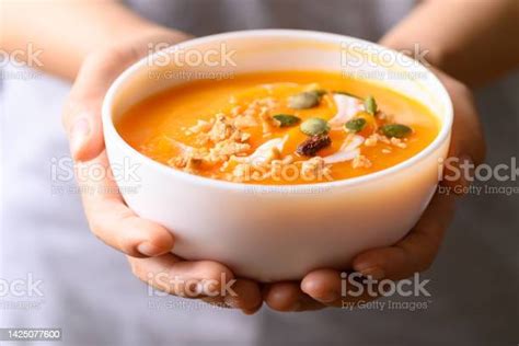 버터넛 스쿼시 호박 수프를 여자의 손으로 들고 그릇에 담아 호박 수프에 대한 스톡 사진 및 기타 이미지 호박 수프 0명 가을 Istock