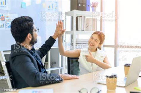사업가와 사업가는 현대 사무실에서 안녕 다섯을 주거나 손과 엄지 손가락을 만지고 있습니다 비즈니스 연합과 성공 개념 엄지손가락을