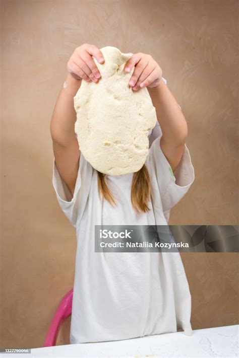 어린 소녀가 반죽을 무게로 잡고 얼굴을 가린다 어린이의 미세 운동 기술의 발달 소금 반죽 모델링 반죽 주식에 대한 스톡 사진 및 기타 이미지 Istock