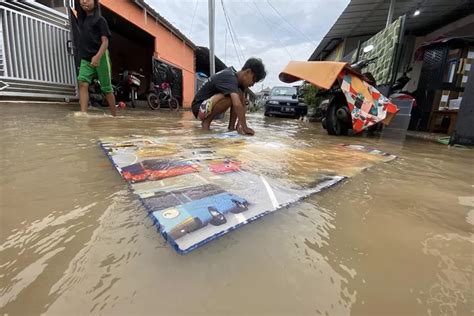 Ratusan Rumah Di Cipatik Bandung Barat Diterjang Banjir Warga Mengungsi Ayo Bandung