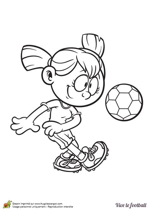 Coloriage Dune Petite Fille Jouant Au Football Qui Dribble Avec Son Ballon