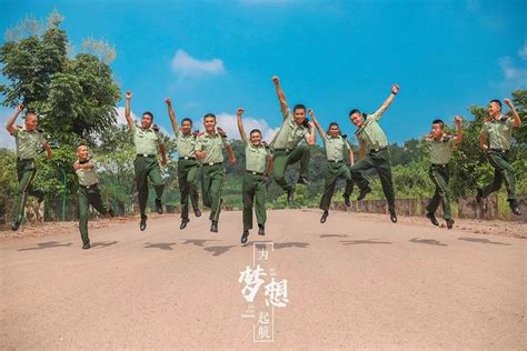 退伍季 我的战友这组创意“毕业照”满屏都是青春澎湃号·政务澎湃新闻 The Paper