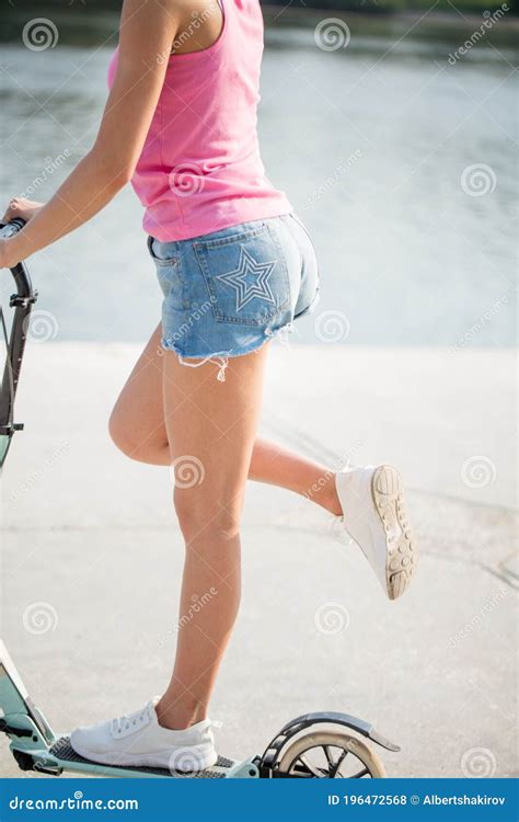 Fin Vers Le Haut De Vue De Fille Bref Avec De Belles Jambes Et Dernier