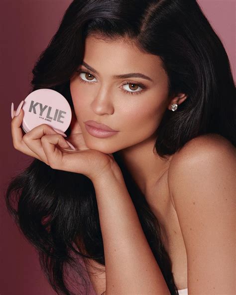Kylie Jenner Mostra Il Suo Lato B Perfetto E Sfida La Sorella Kim Kardashian Ilgiornaleit