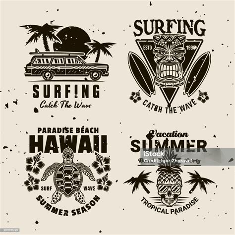 서핑과 여름 휴가는 열대 해변 파도 서핑 보드 야자수 일몰이 있는 빈티지 엠블럼 세트입니다 티셔츠와 복고풍 디자인에 딱 맞습니다 서핑 수상 스포츠에 대한 스톡 벡터 아트 및