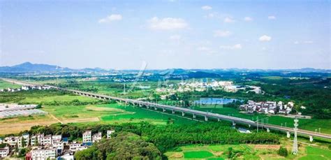 江西新余：高铁飞驰入画来 人民图片网