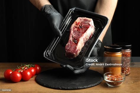 Steak Daging Sapi Segar Dalam Kemasan Plastik Vakum Di Tangan Juru