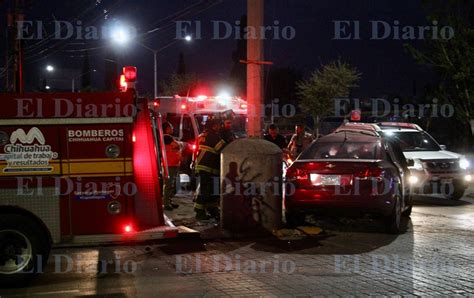 Conductora Impacta Su Unidad Con Un Poste