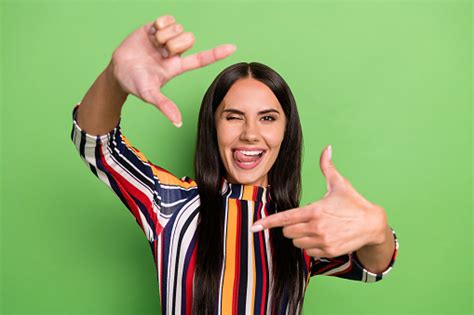 밝은 초록색 배경 위에 고립 된 입술을 핥는 재미있는 프레임을 보여주는 매력적인 쾌활한 소녀의 초상화 갈색 머리에 대한 스톡 사진 및 기타 이미지 Istock