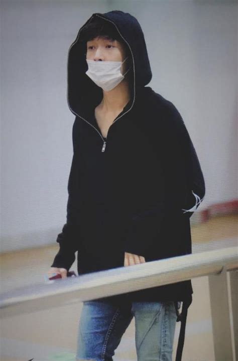 張藝興深夜現機場，鎖骨凹陷，網友：總捂著胸口是胃疼了嗎？ 每日頭條
