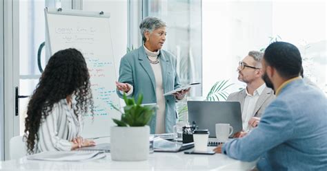 계획 토론 및 프로젝트 아이디어를 위해 사무실에서 사업가와 회의 프레젠테이션 및 상사 남성과 여성을 대상으로 하는 기업 협업 및 관리자로서 피드백 교육 및 검토를 제공합니다