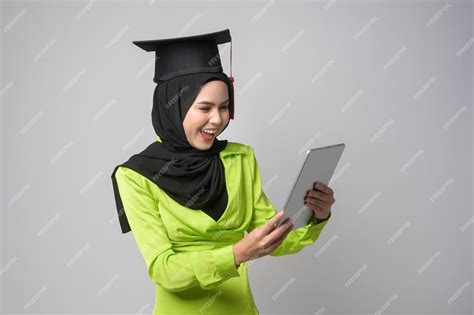 卒業帽子教育と大学の概念を身に着けているヒジャーブを持つ若い笑顔のイスラム教徒の女性x9 プレミアム写真