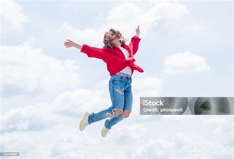 행복한 어린 시절 웃는 아이가 너무 높이 뛰어 올랐다 평온하고 즐겁습니다 아이 패션 스타일 하늘 배경 야외에 십 대 소녀입니다 힙 스터 아이 점프 행복한 어린이 날 감정에