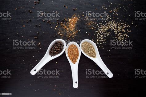 어두운 나무 테이블 선택 향료 음식이 나 매운 요리 개념 건강 한 먹는 배경 강황에 대한 스톡 사진 및 기타 이미지 강황