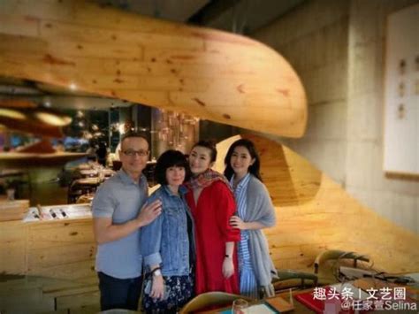 She合體為任家萱慶生，三姐妹聚餐緊緊靠一起，田馥甄捂嘴大笑 每日頭條