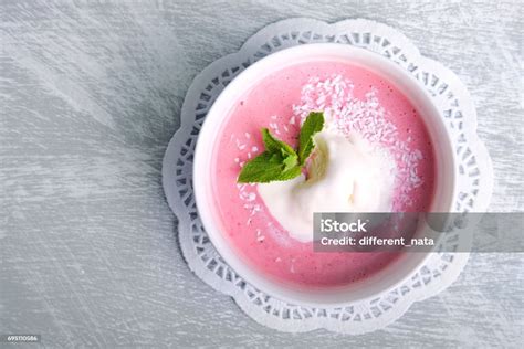 콜드 크림 딸기 수프 코코넛 칩 아이스크림 민트 잎의 특 종와 함께 뿌 렸 다 차가운 여름 디저트입니다 0명에 대한 스톡 사진 및 기타 이미지 Istock