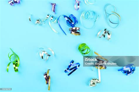 반짝임과 크리스마스 황금 장난감아름다운 축제 파란색 배경 휴일 콘텐츠 2020년 새해 기념일에 대한 스톡 사진 및 기타 이미지 기념일 나선형 노랑 Istock