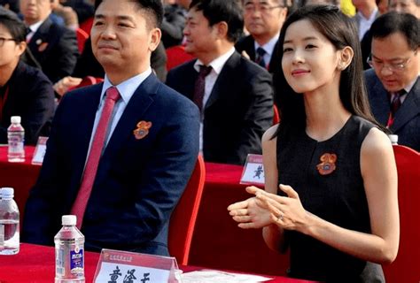 28岁章泽天穿短裤爬山被拍长腿抢镜！从毕业到身价580亿女富豪，她才用了6年！刘强东
