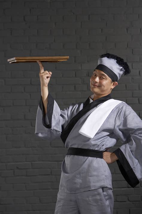 东方人成年人一个人服务员商店举笑微笑露齿笑横图正面制服快乐幸福骄傲仅一个男性仅一个人表演握准备墙古典