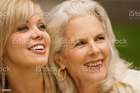 구슬눈꼬리 및 딸이다 인물 사진 2명에 대한 스톡 사진 및 기타 이미지 2명 가족 곁눈질 Istock