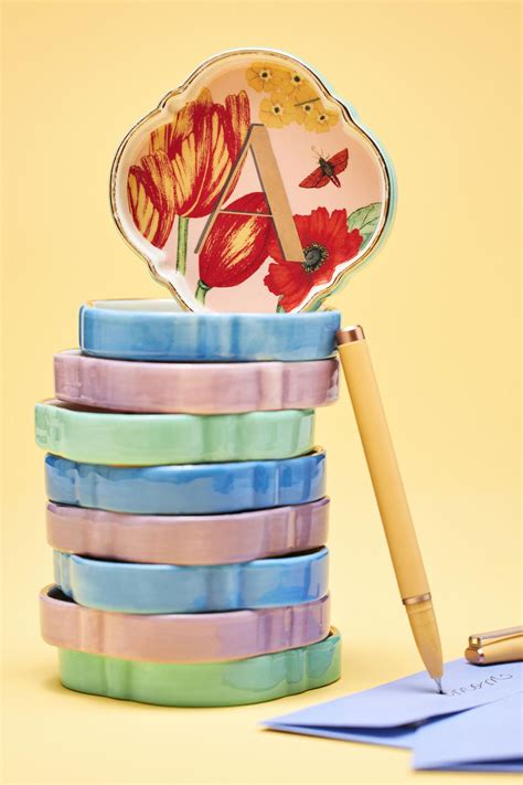 에덴 모노그램 스톤웨어 트링킷 접시 앤트로폴로지 한국 공식 스토어 유니크한 여성 패션 및 라이프스타일 편집샵 200개이상의 프리미엄 브랜드 여성 의류 액세서리