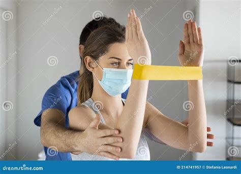 Paciente Fêmea De Máscara Médica Estimula Expansor De Banda Elástica