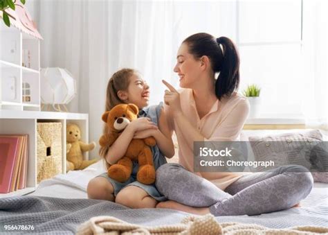 구슬눈꼬리 및 딸이다 게임하기 2명에 대한 스톡 사진 및 기타 이미지 2명 가정의 방 가족 Istock