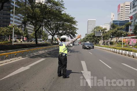 Foto Polisi Lakukan Rekayasa Lalu Lintas Untuk Kelancaran Delegasi KTT ASEAN Ke Di Jakarta