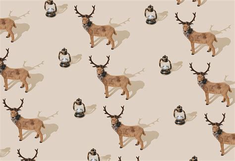 파스텔 크림 배경에 갈색 순록과 빈티지 랜턴으로 만든 트렌디 한 크리스마스 패턴 최소한의 창조적 인 크리스마스와 새해 개념 축제 휴일 패턴 배경입니다 크리스마스 미적 12