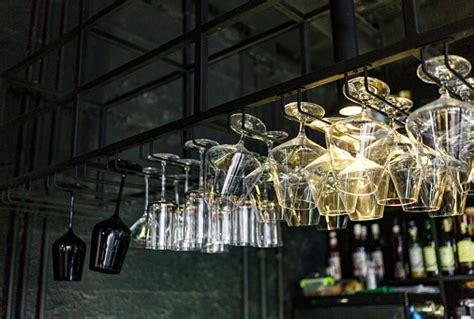 레스토랑 이나 바의 바 카운터에 빈 와인 잔의 행 테이블 설정 클로즈업 알코올 용 안경 0명에 대한 스톡 사진 및 기타 이미지 Istock