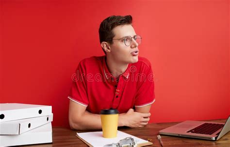 Hombre Caucásico Reflexivo Trabaja Con Una Laptop Sentada En La Mesa Aislada Foto de archivo
