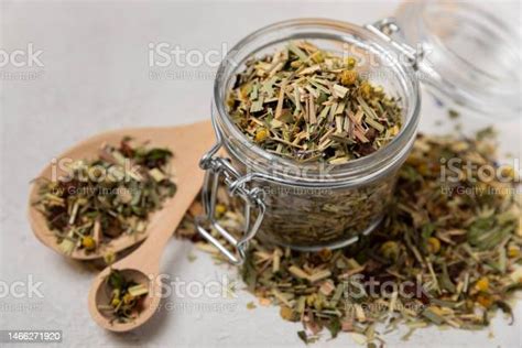 녹색 향기로운 찻잎은 유리 항아리에 있고 회색 질감 배경에 나무 숟가락입니다 위에서 본 모습 텍스트를위한 장소 0명에 대한 스톡 사진 및 기타 이미지 Istock