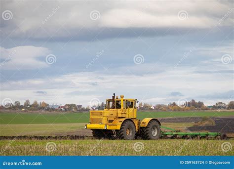 Modelo Antiguo De Tractor Trabajando En El Campo Foto De Archivo