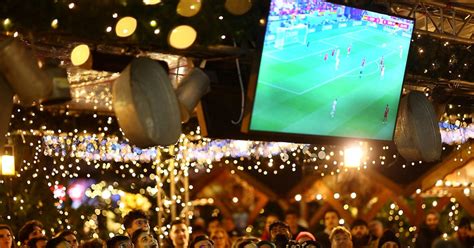 크리스마스 마켓서 독일 스페인 경기 보는 獨 국민