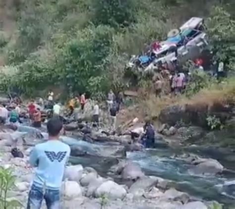 उत्तराखंड में बड़ा सड़क हादसा यात्रियों से भरी बस खाई में गिरी 30 की मौत