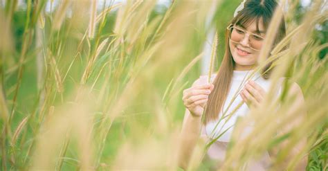 갈대 고요한 긴 머리 꽃무늬 낭만적인 녹지 다정함 더없이 행복한 들판 라이프스타일 레저 미소 짓는 봄